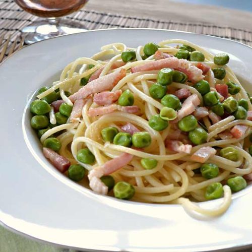 Pasta con guisantes, bacon y parmesano - Disfrutando de la cocina